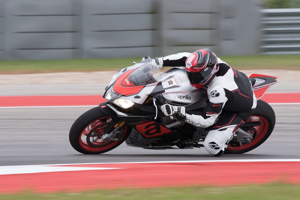 2017apriliarsv4reviewrfandrr17fastfacts | Tampa Bay Motos | Odessa Florida