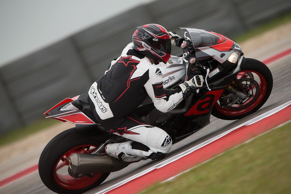 2017apriliarsv4reviewrfandrr17fastfacts | Tampa Bay Motos | Odessa Florida